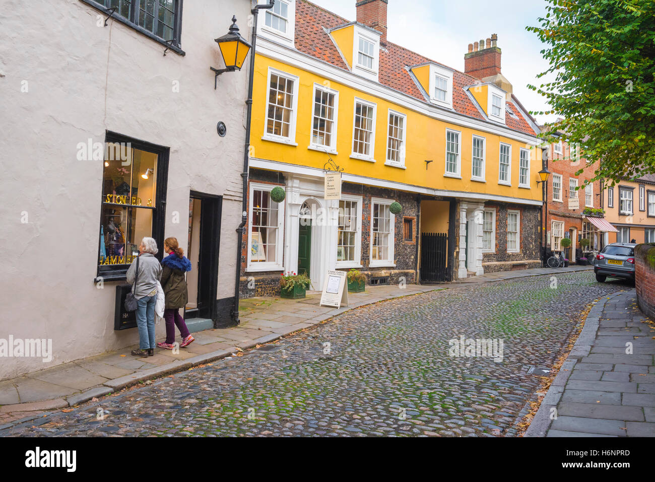 Norwich Elm Hill, view of women shopping in the Elm Hill area of the ...