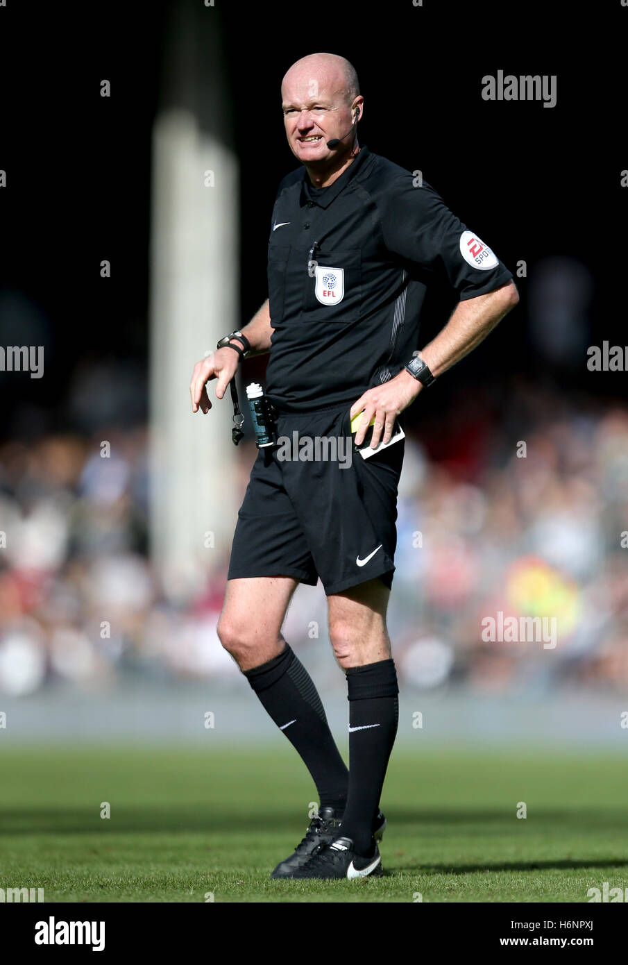 Referee Lee Mason Stock Photo - Alamy