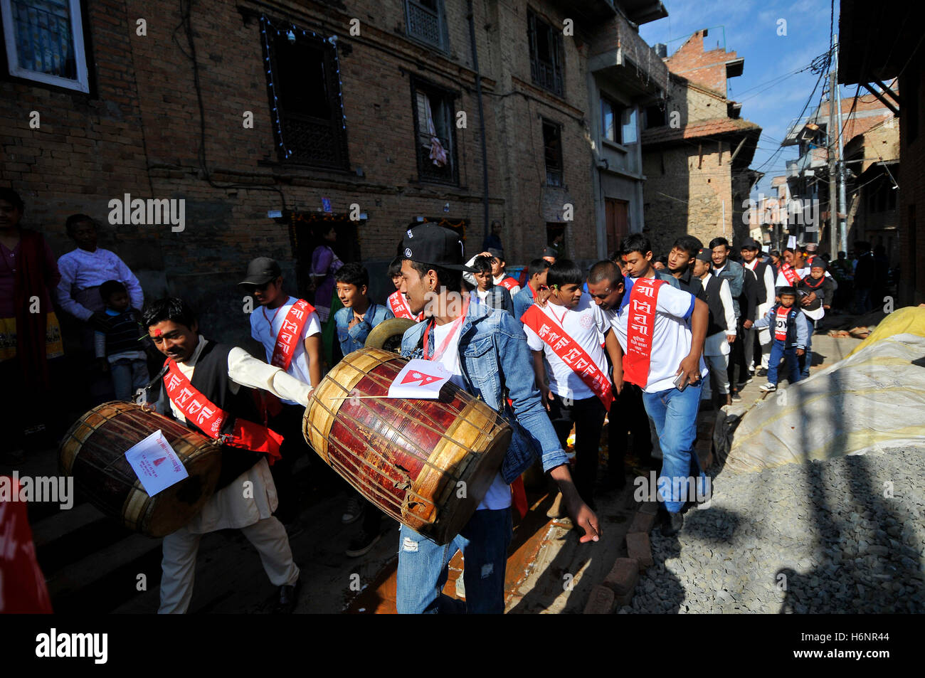 Kathmandu, Nepal. 31st Oct, 2016. Newari people playing traditional ...