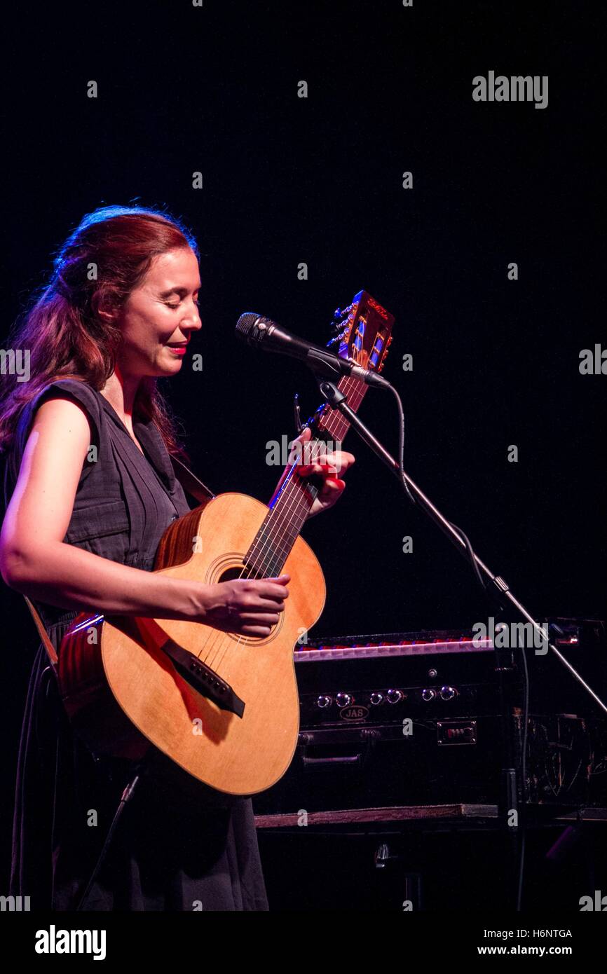 Lisa hannigan hi-res stock photography and images - Alamy