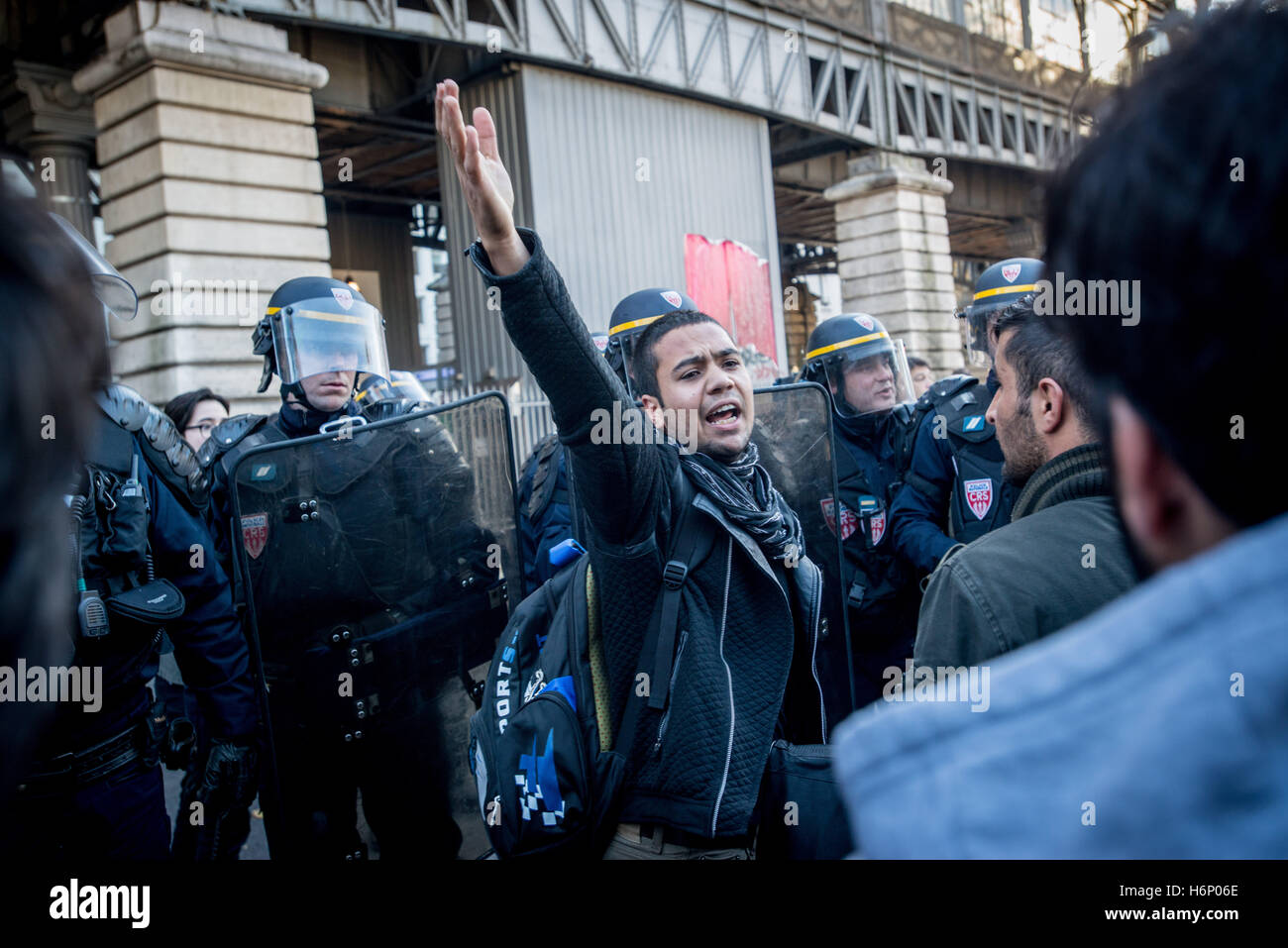 Paris, France. 31st Oct, 2016. The French police evacuates a zone next ...