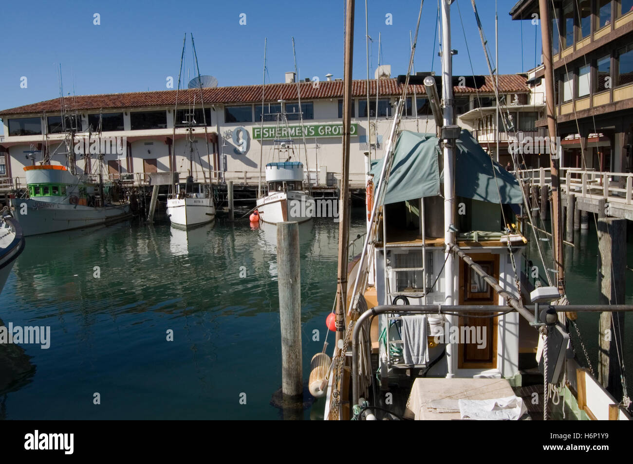 U.S.A.CALIFORNIA. SAN FRANCISCO MOORING CRAFT FROM THE EMBACARDO ...