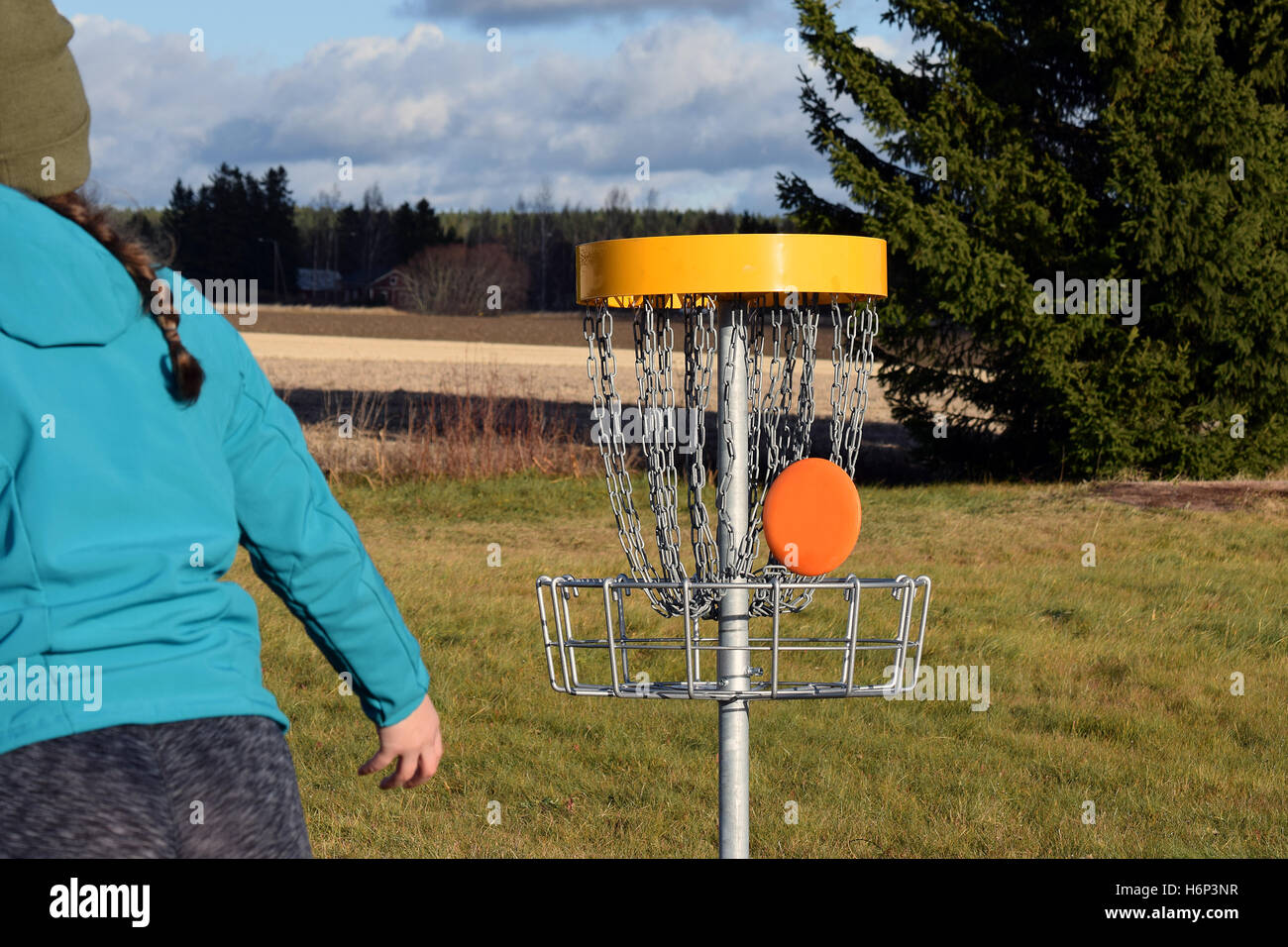 Woman playing disc golf hi-res stock photography and images - Alamy
