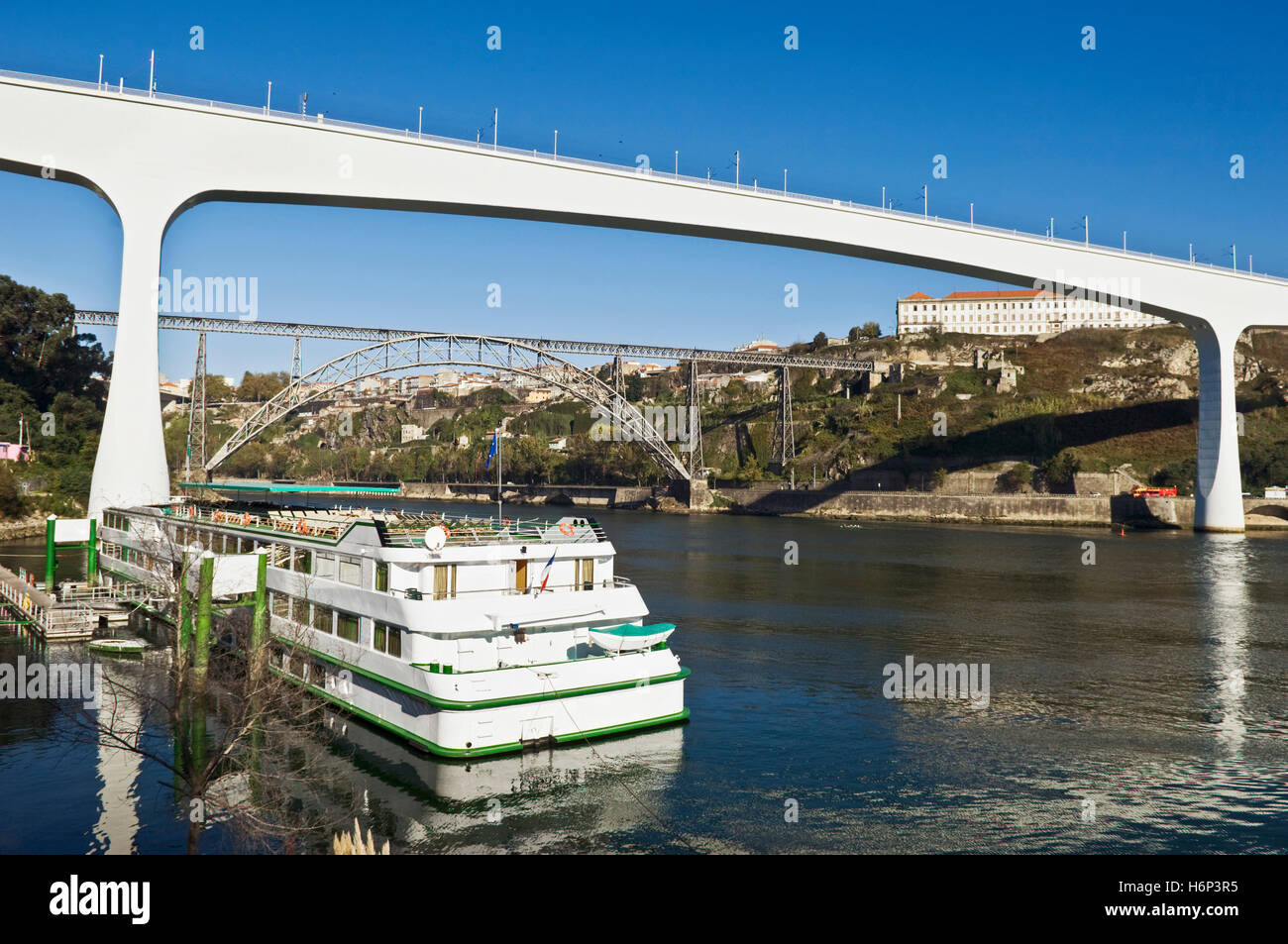 Building pontoon bridges hi-res stock photography and images - Alamy