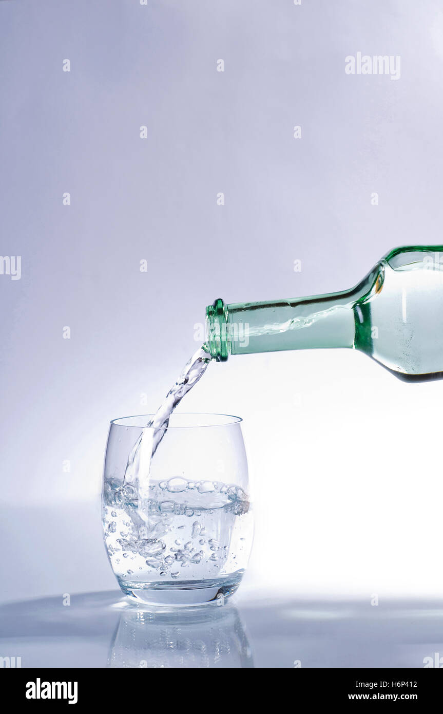 Pour water into glass hi-res stock photography and images - Alamy