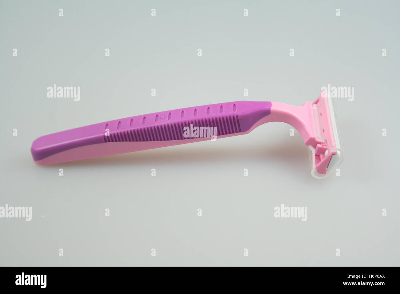 disposable razor - pink Stock Photo - Alamy