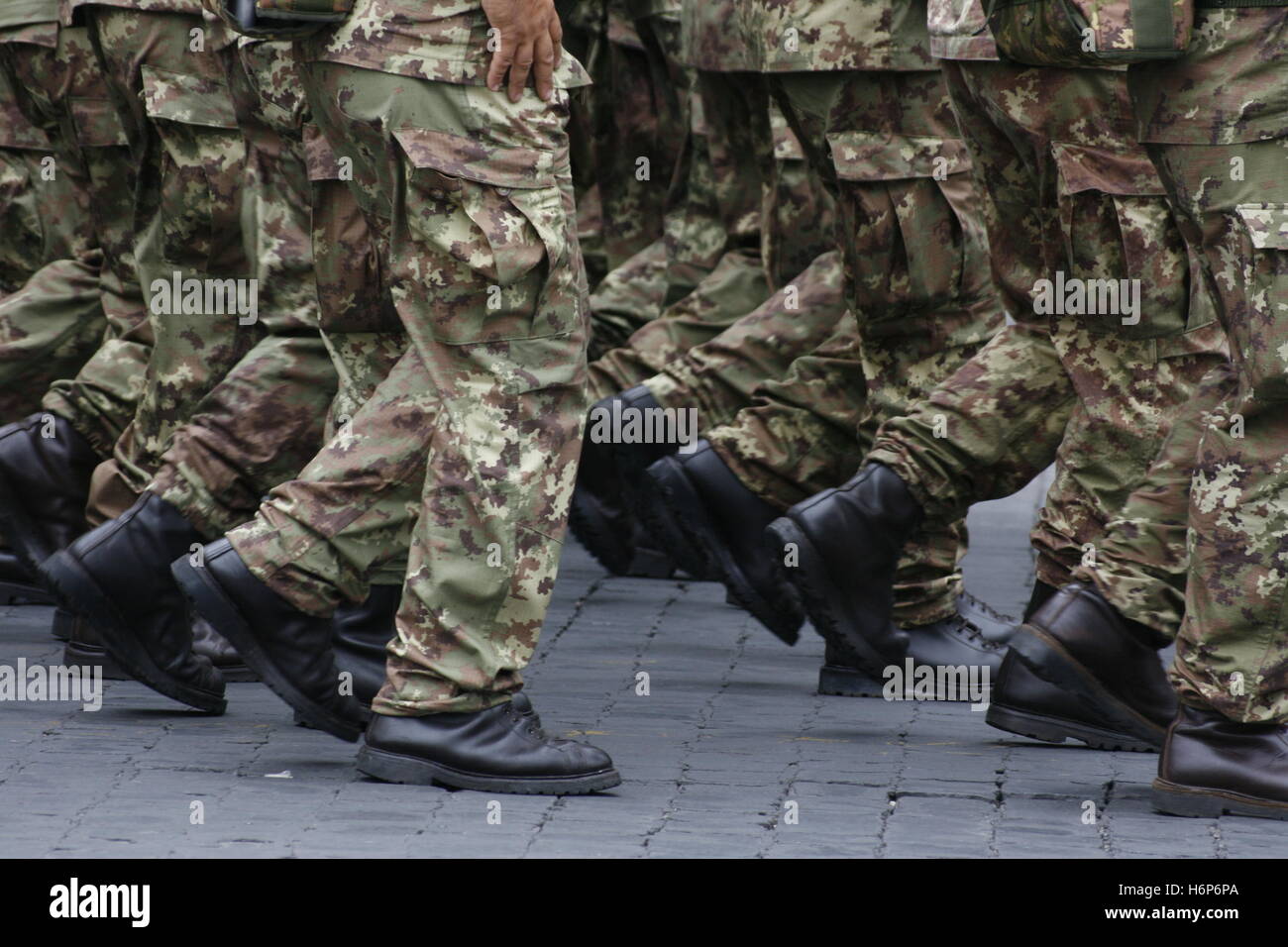 Marching soldiers hi-res stock photography and images - Alamy