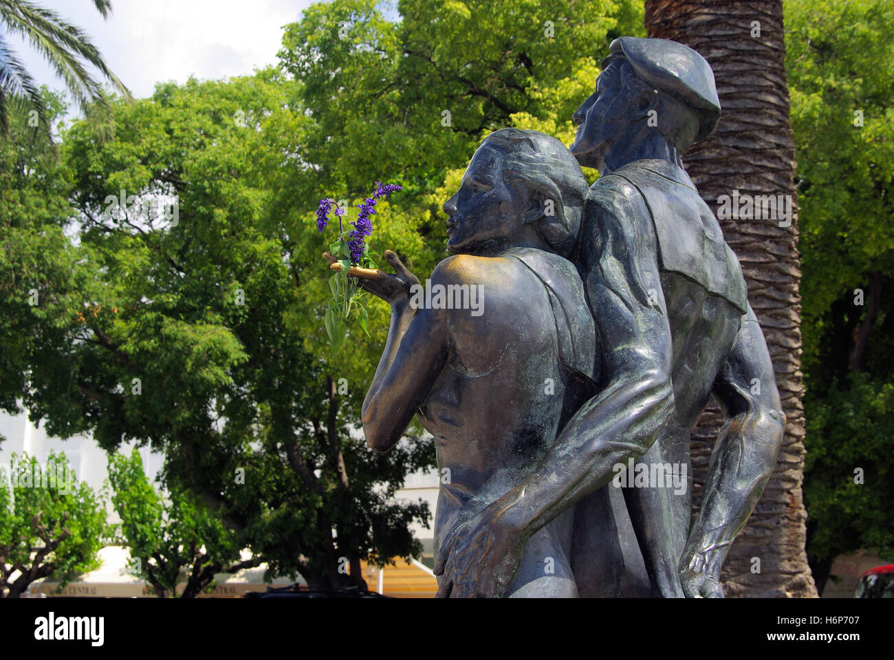 Classical woman statues hi-res stock photography and images - Alamy