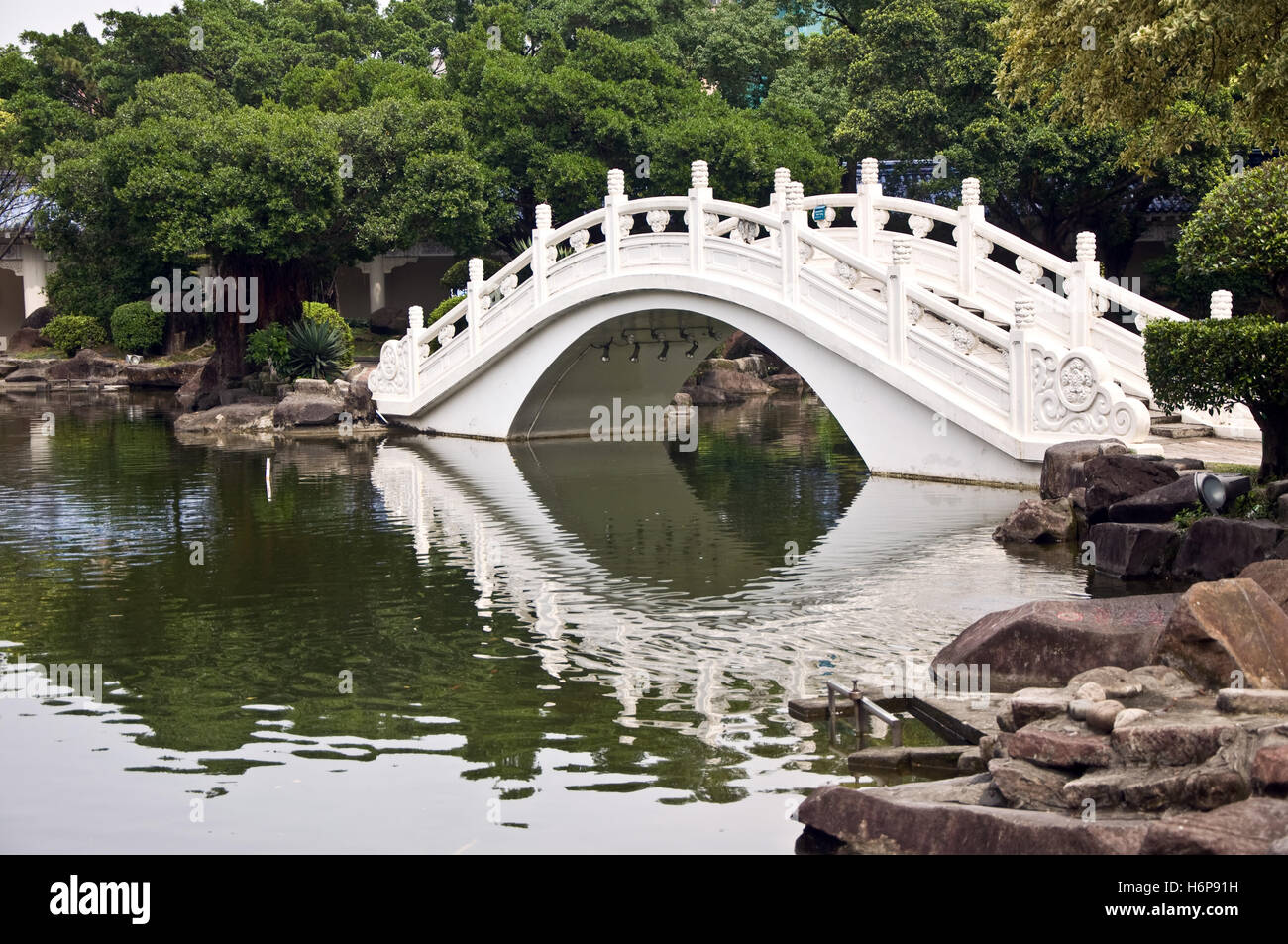 White bridge hi-res stock photography and images - Alamy