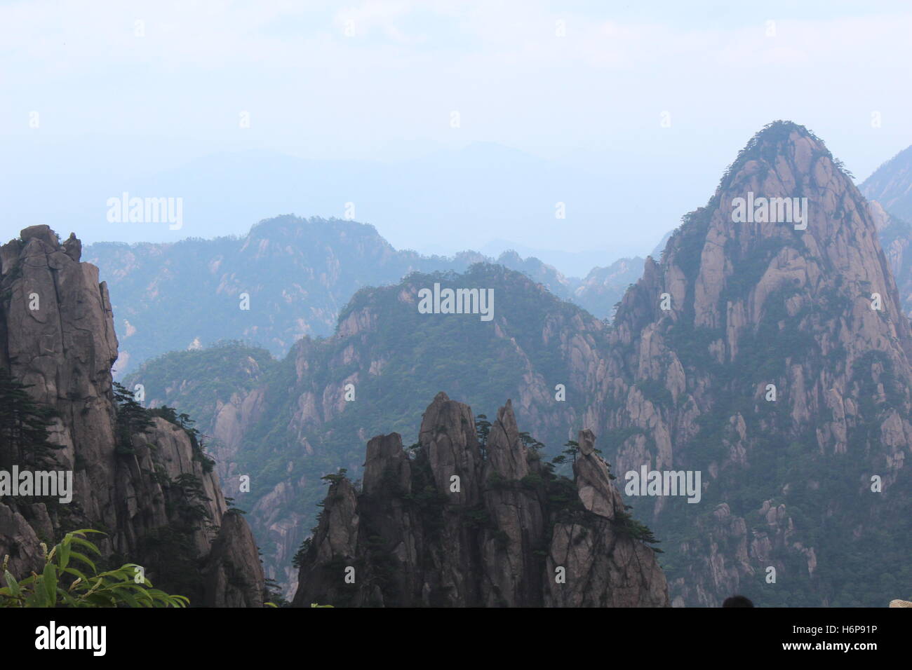 Amazing view of the peaks in Yellow mountains (Huangshan), Anhui ...