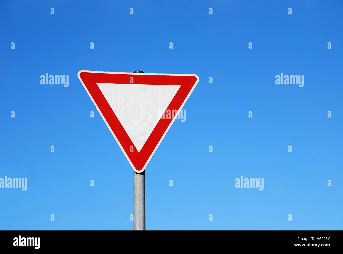 Blank red triangle sign hi-res stock photography and images - Alamy