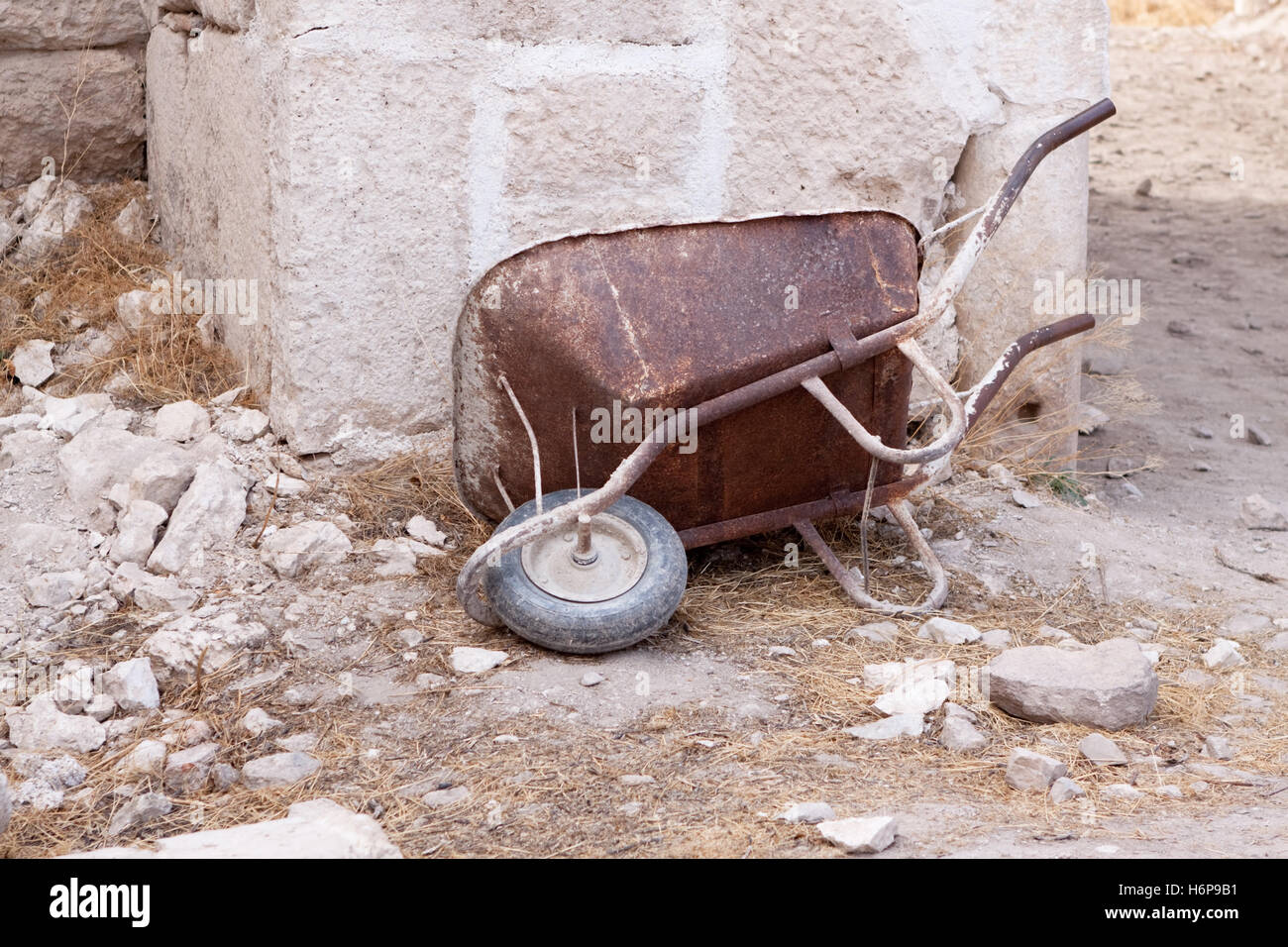 old rusty wheelbarrow Stock Photo - Alamy