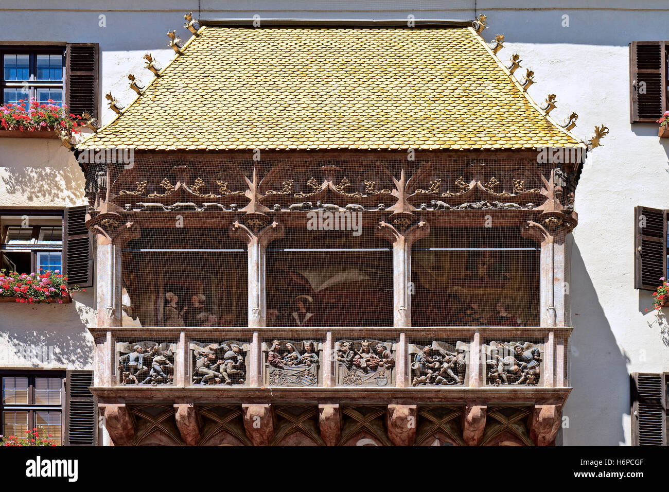 Golden roof tiles hi-res stock photography and images - Alamy