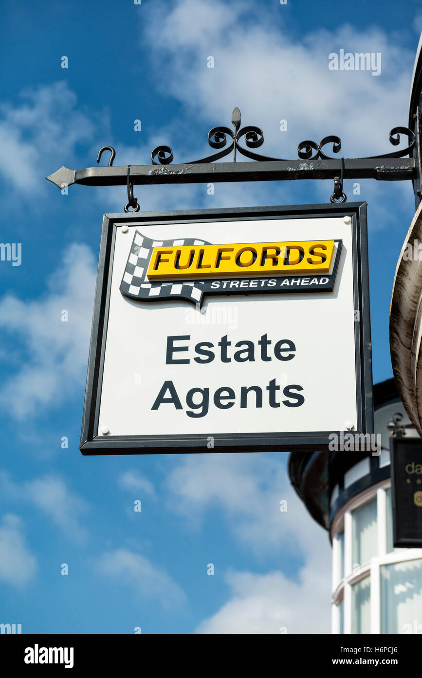 Projecting sign hi-res stock photography and images - Alamy