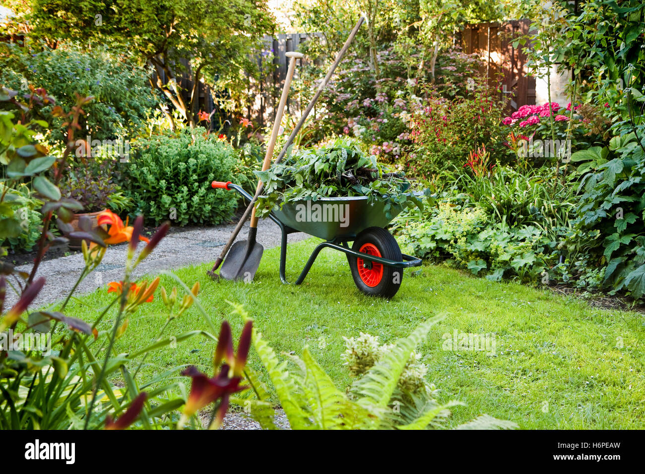 Weeding flower gardens hi-res stock photography and images - Alamy