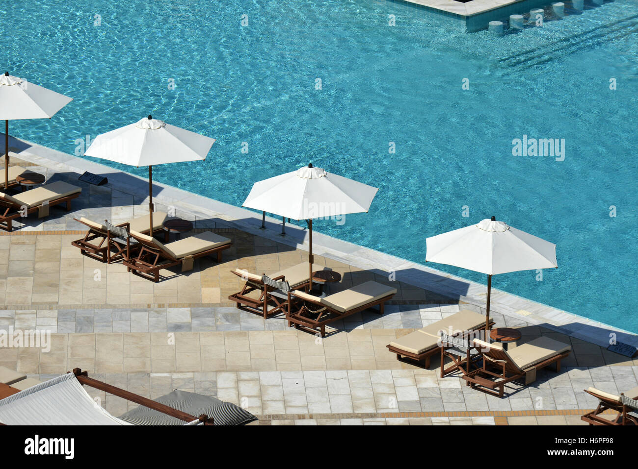 Umbrellas around pool hi-res stock photography and images - Alamy