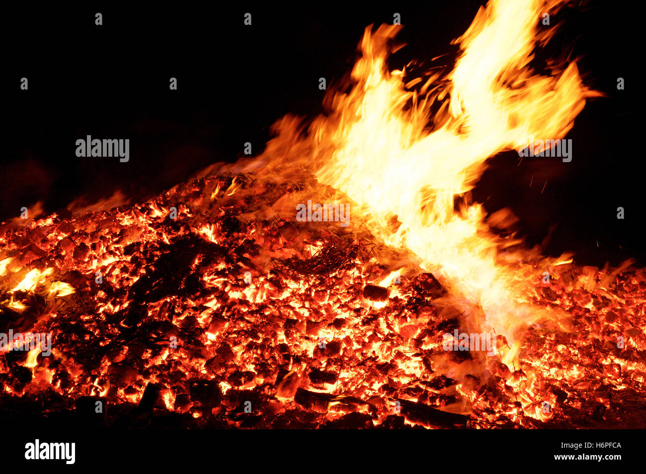 View of Bonfire burning at Fireworks Display © Ben Rector/Alamy Stock ...