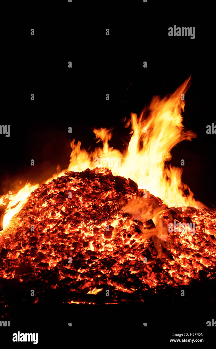 View of Bonfire burning at Fireworks Display © Ben Rector/Alamy Stock ...