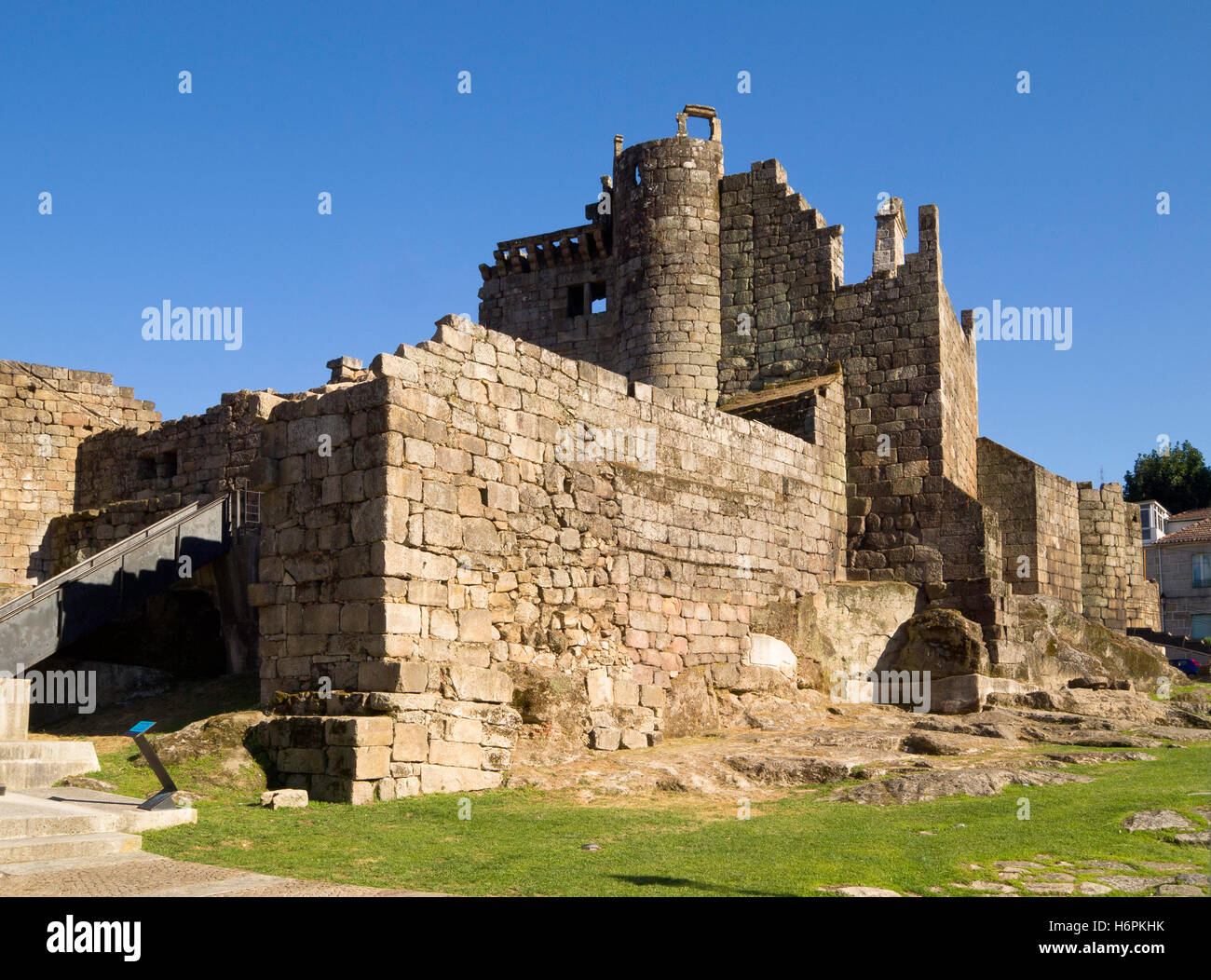 Statues and castle ruins hi-res stock photography and images - Alamy