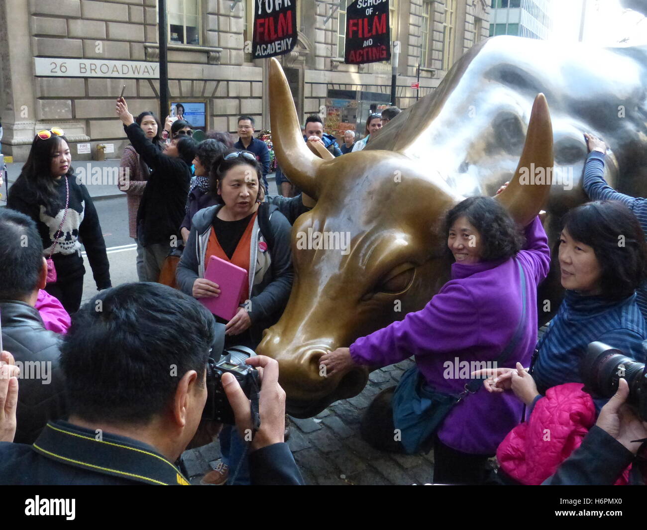 Broadway Bull engulfed be tourists Stock Photo - Alamy