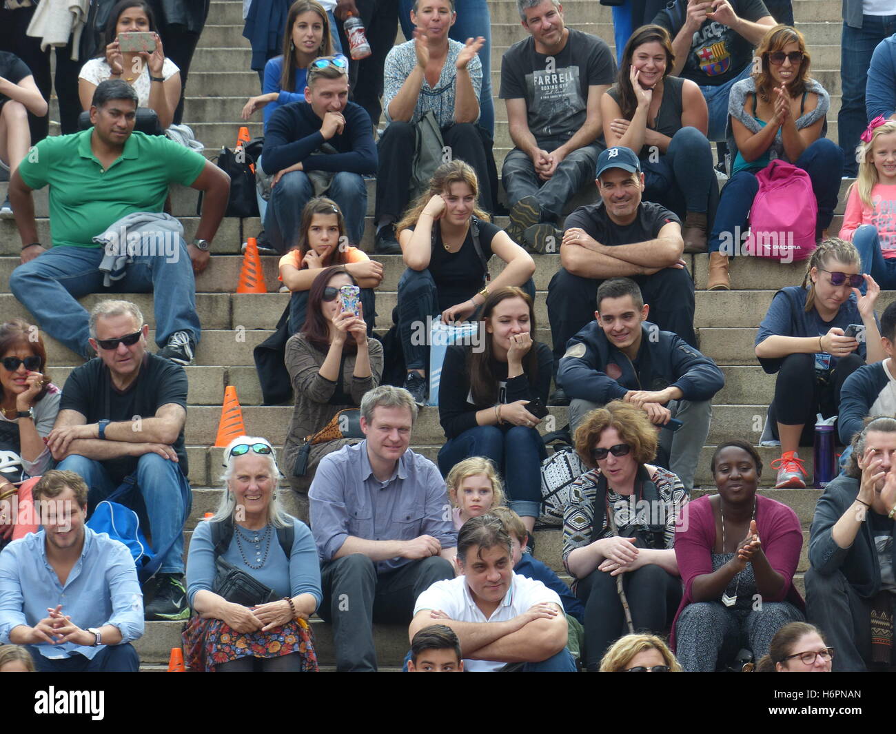 People watch performers in hi-res stock photography and images - Alamy