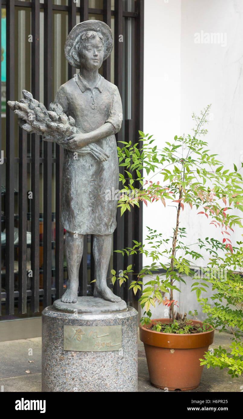 Bronze statue of Girl with Flowers in Takayama Stock Photo - Alamy