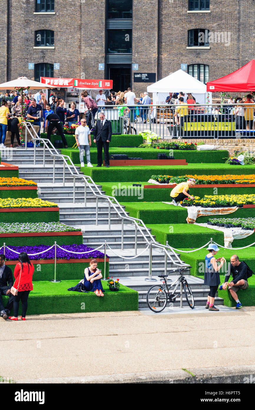 Sunbathers on the steps of Granary Square by Regent's Canal at King's ...