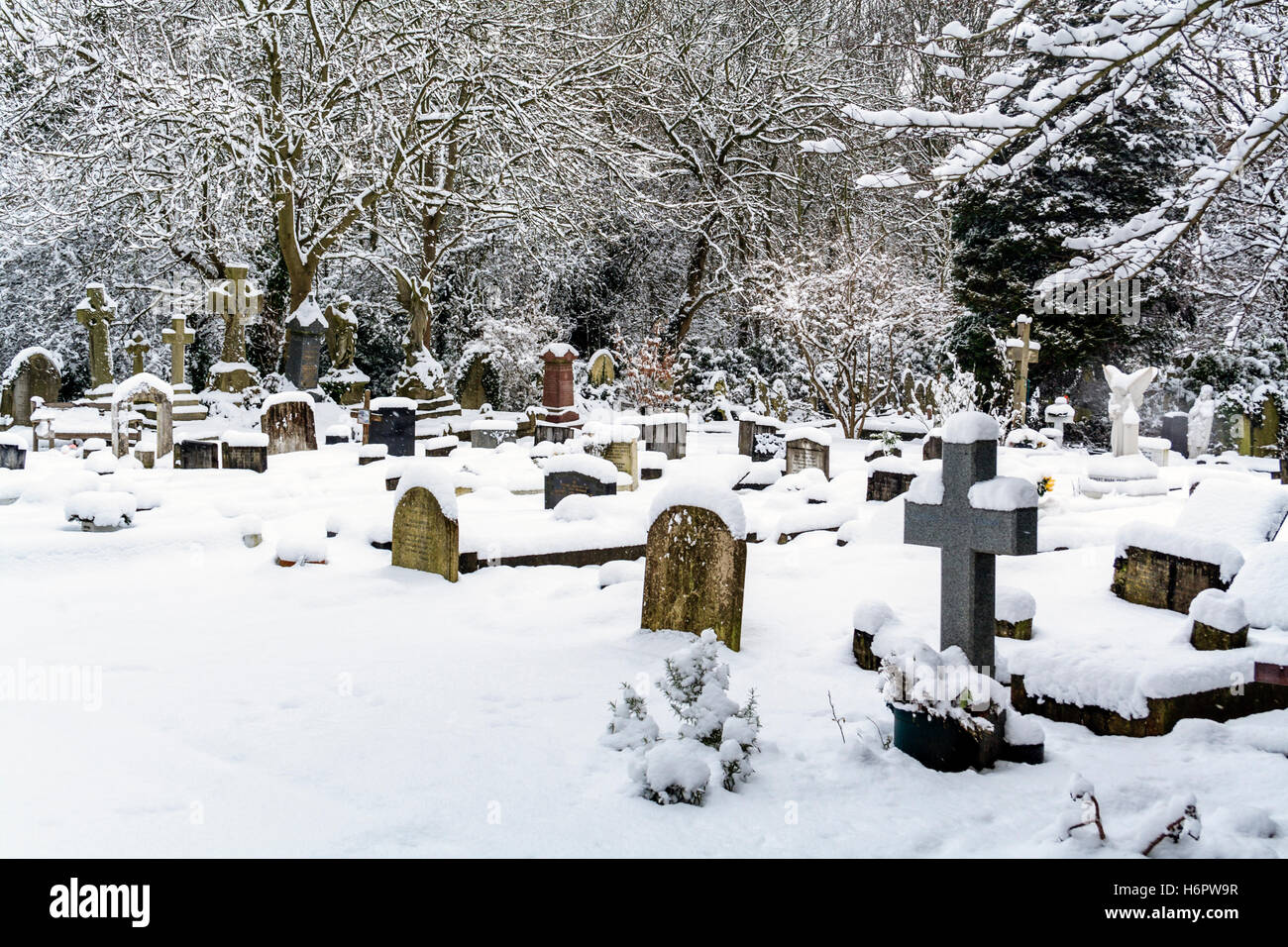 Snow covered cemetery hi-res stock photography and images - Alamy