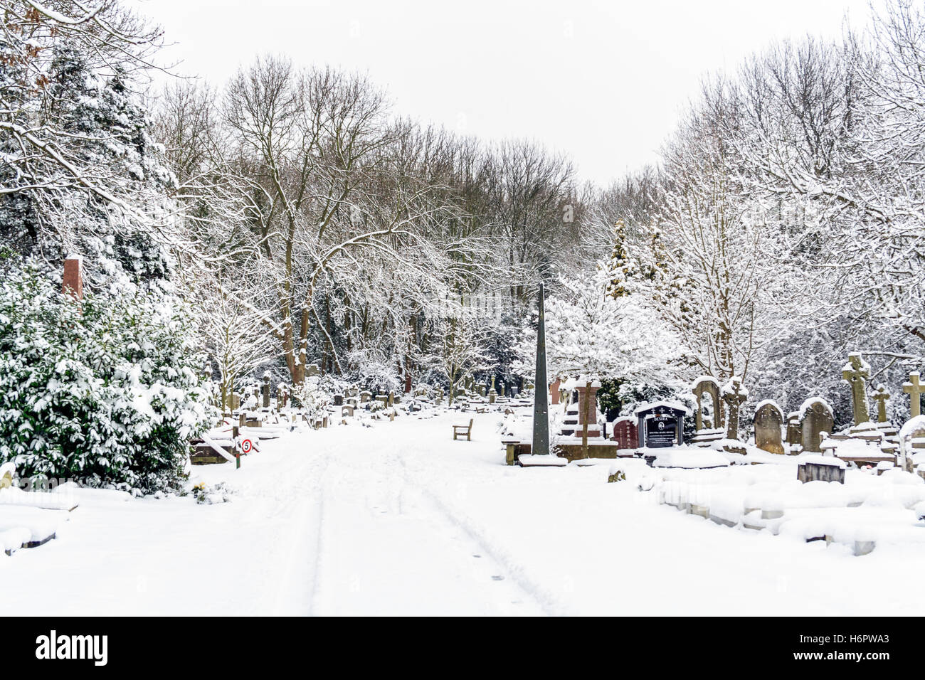 Highgate cemetery london snow hi-res stock photography and images - Alamy