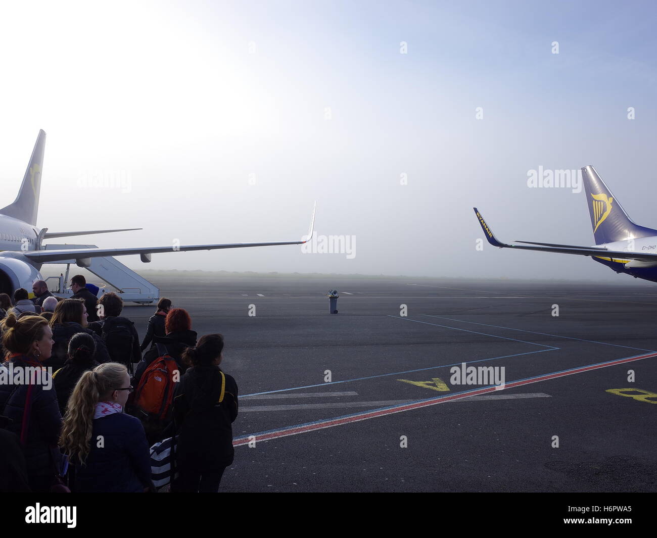 Crowd and plane hi-res stock photography and images - Alamy