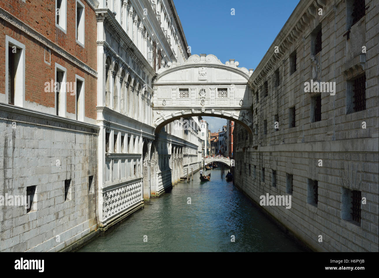Bridge of Sighs between the Doge's Palace and the prison Prigioni Nuove ...