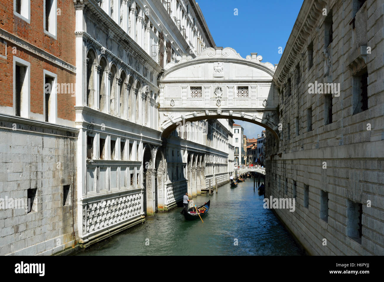 Bridge of Sighs between the Doge's Palace and the prison Prigioni Nuove ...