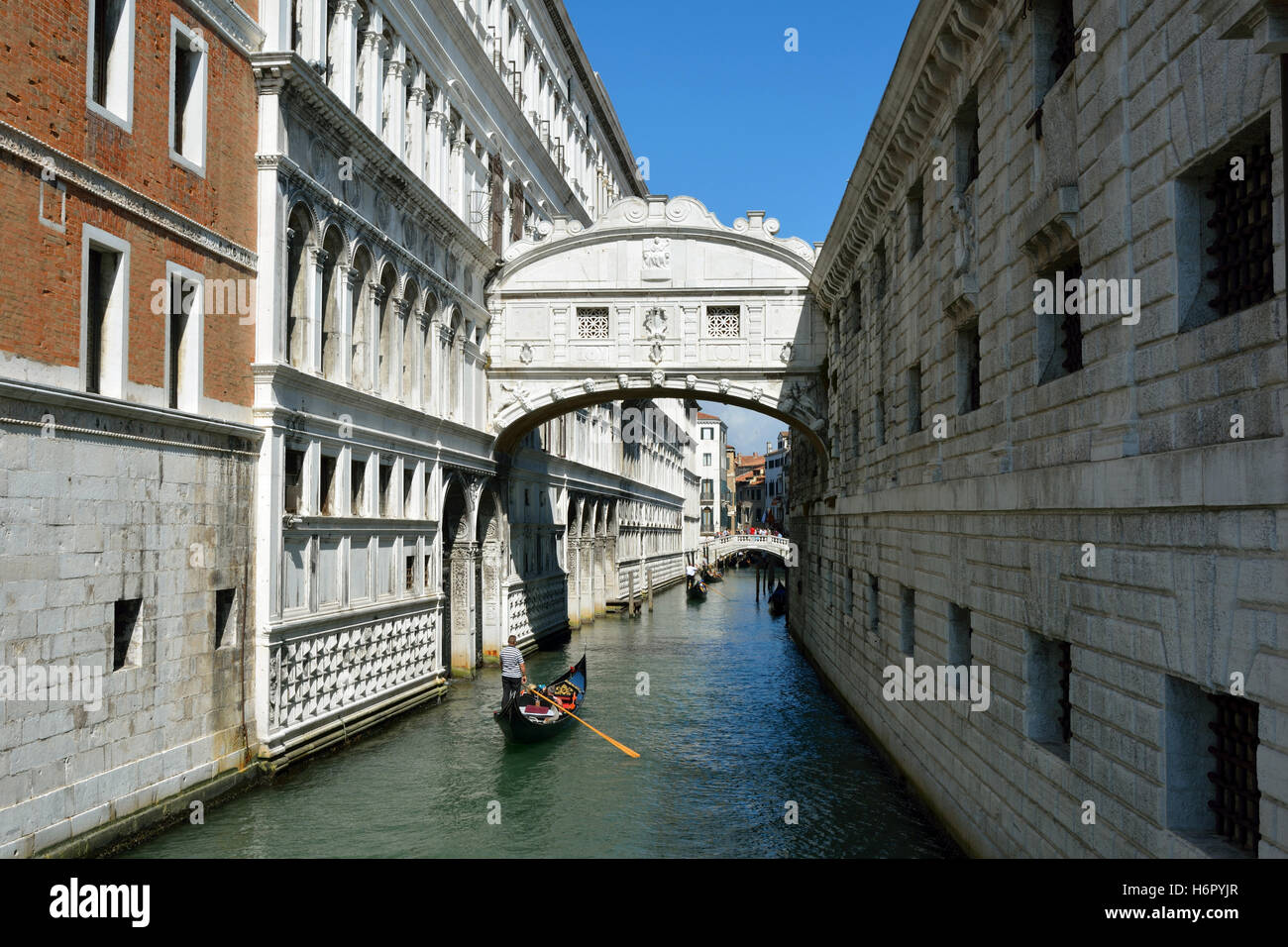 Bridge of Sighs between the Doge's Palace and the prison Prigioni Nuove ...