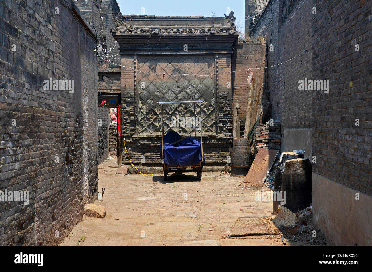 The entrance to a traditional courtyard in Pingyao, Shanxi, China Stock ...