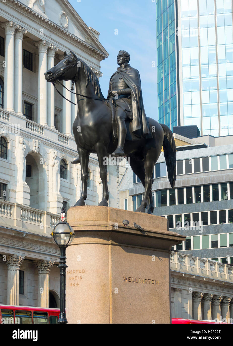 Wellington statue at Royal Exchange Stock Photo - Alamy