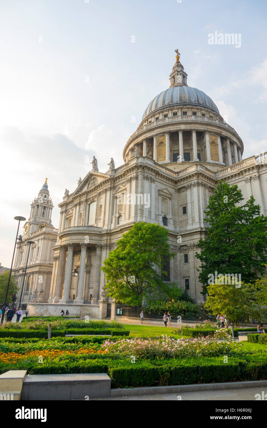 The gardens of St Pauls Cathedral in London - great place to relax ...