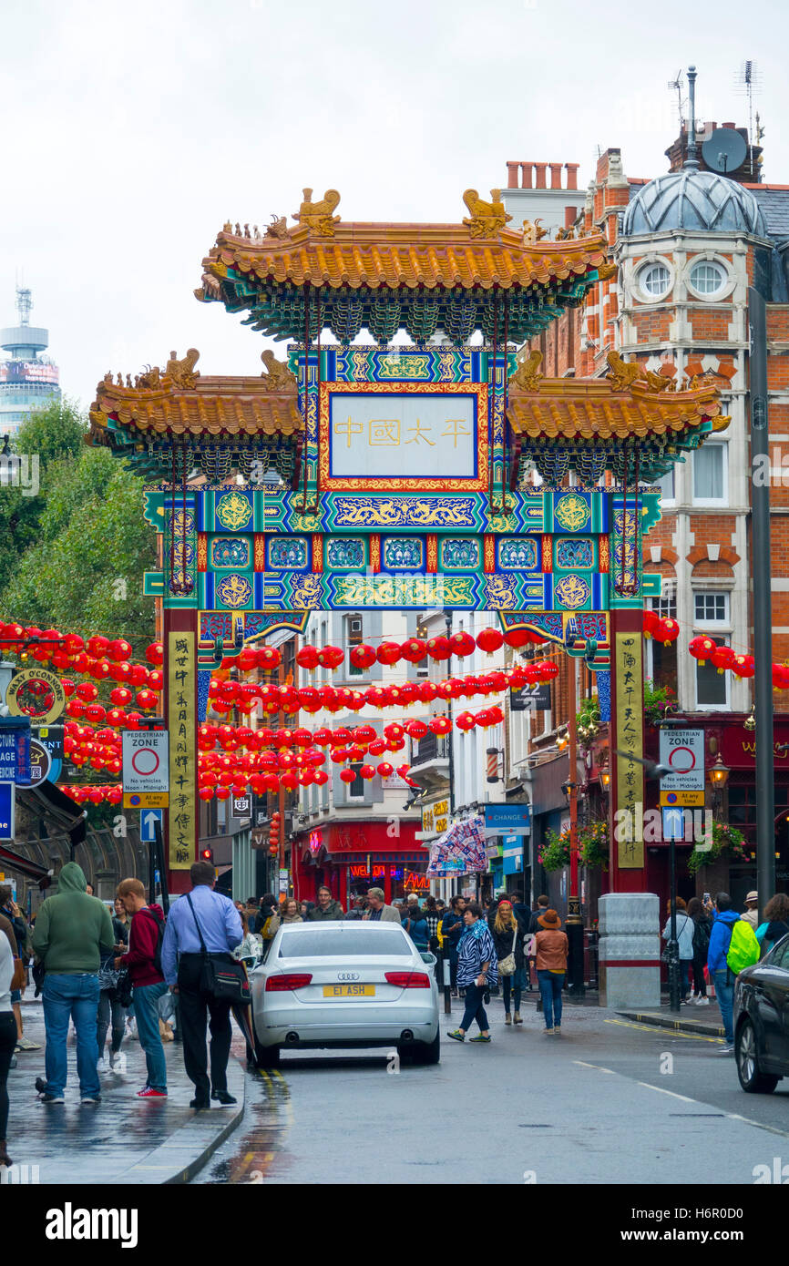 China Town in London on a rainy day - the famous big gate Stock Photo ...