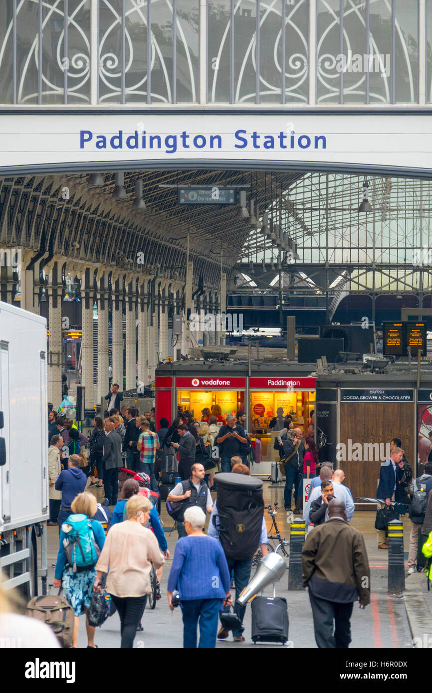 London Paddington station - a very busy place Stock Photo - Alamy