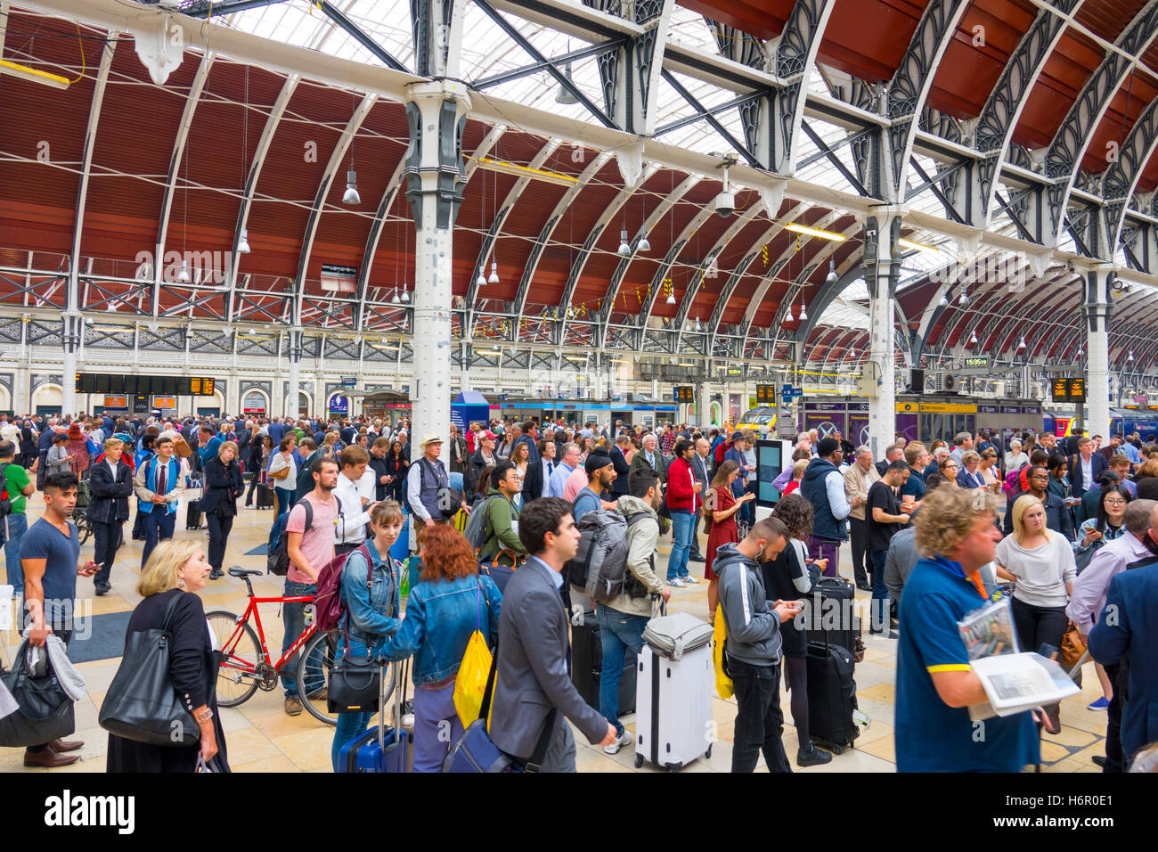 London Paddington station - a very busy place Stock Photo - Alamy