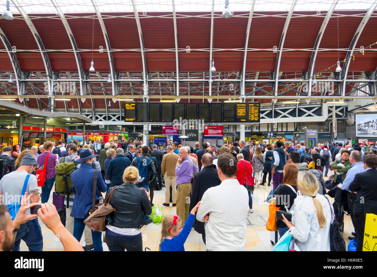 London Paddington station - a very busy place Stock Photo - Alamy
