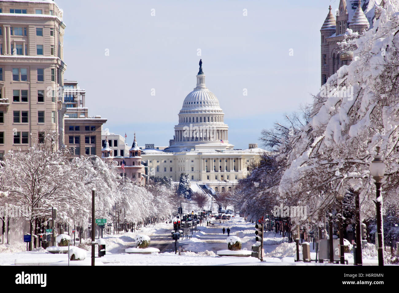 Snow statues hi-res stock photography and images - Alamy