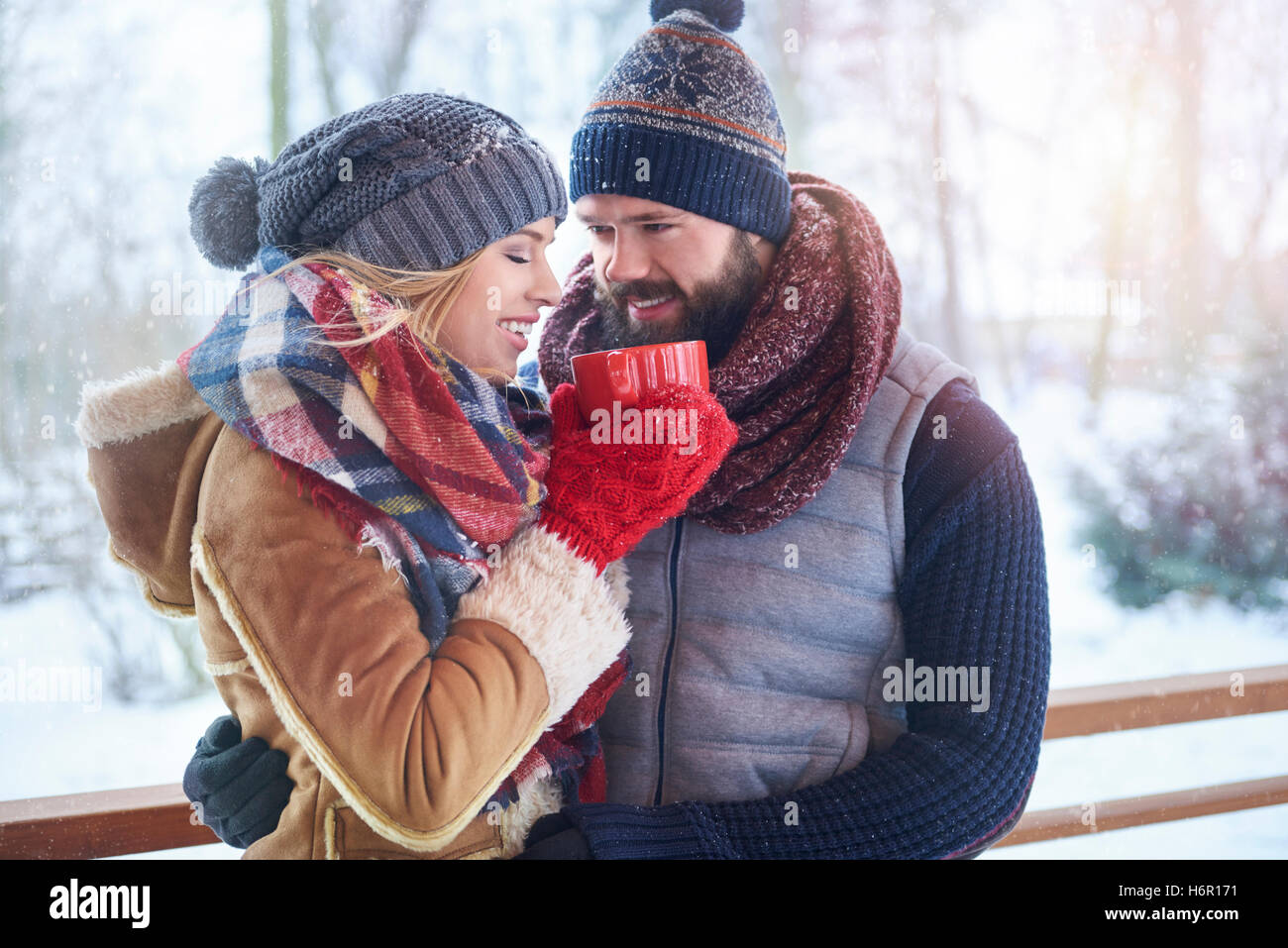 Hide face couple hi-res stock photography and images - Alamy