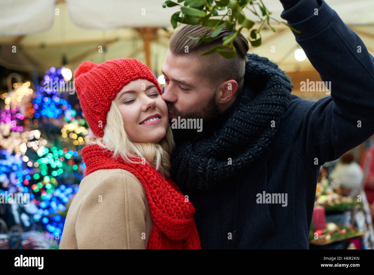 Couple kissing under mistletoe hi-res stock photography and images - Alamy