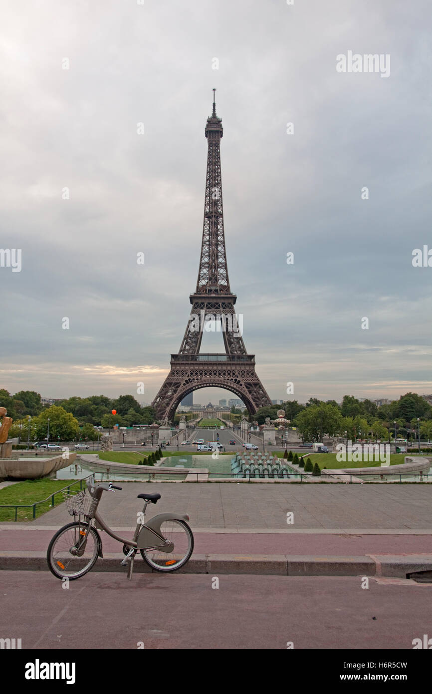 Paris eiffel tower bike hi-res stock photography and images - Alamy