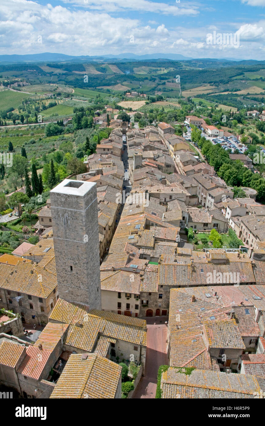 Impressive medieval architecture of San Gimignano in Tuscany, Itlay ...