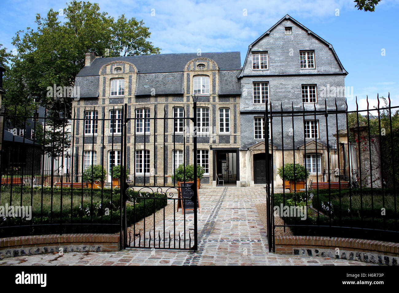 Museum fencing hi-res stock photography and images - Alamy