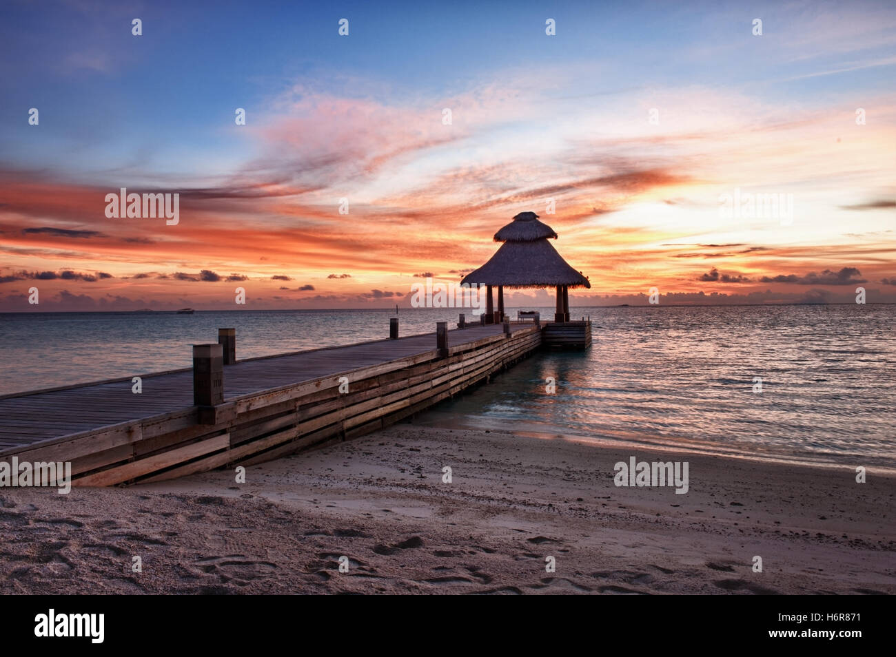 Maldives light lamp path resort hi-res stock photography and images - Alamy