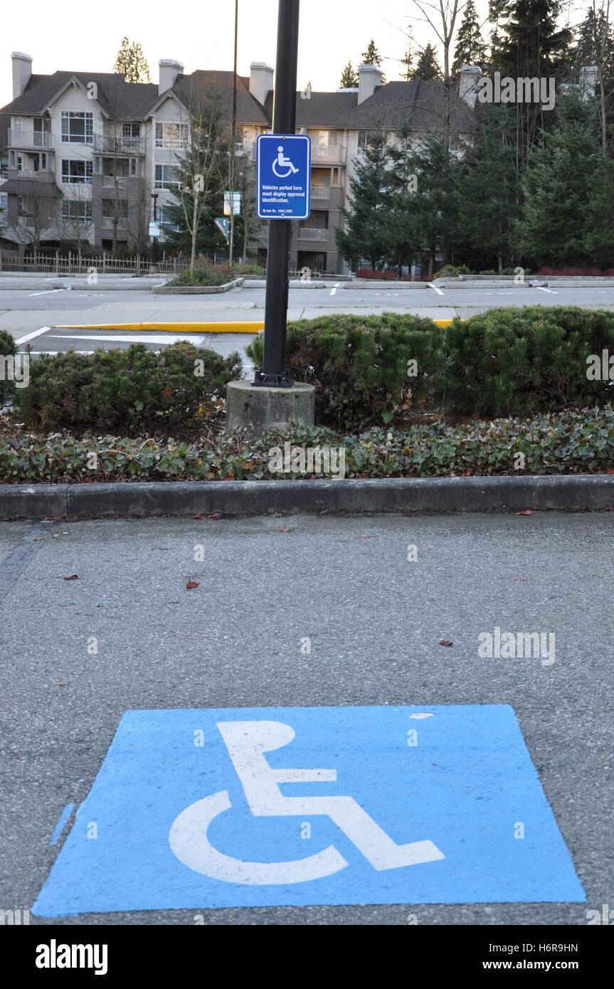 Wheelchair road sign hi-res stock photography and images - Alamy