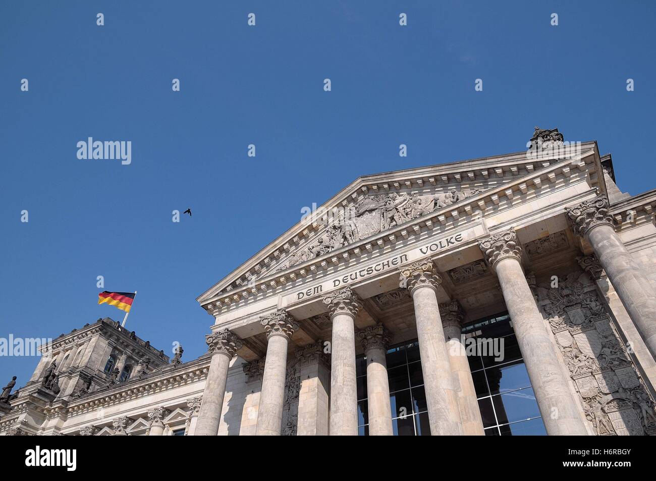 Building with statues hi-res stock photography and images - Alamy
