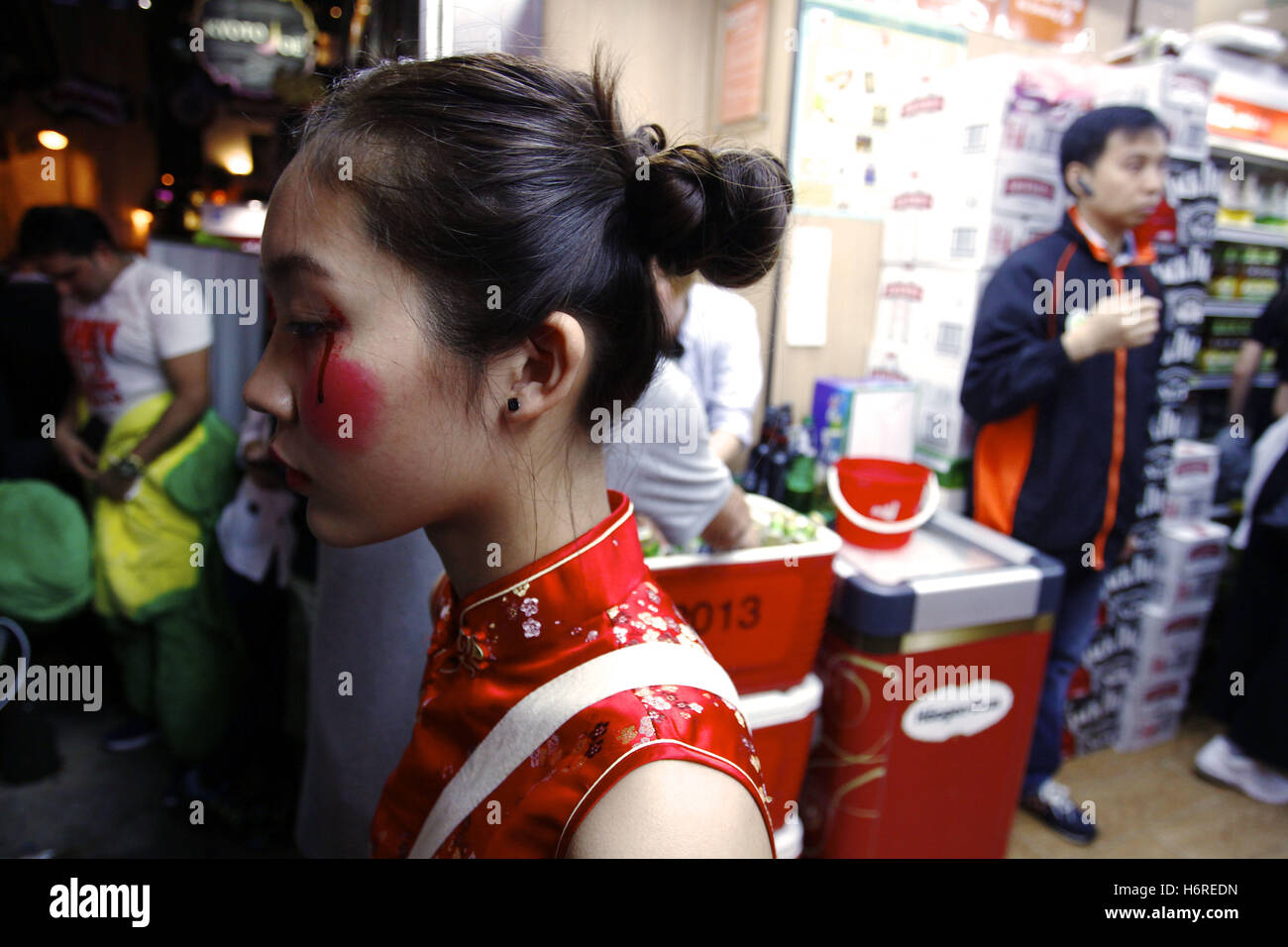 A girl dressed as Chinese female ghost stands before the convinient ...